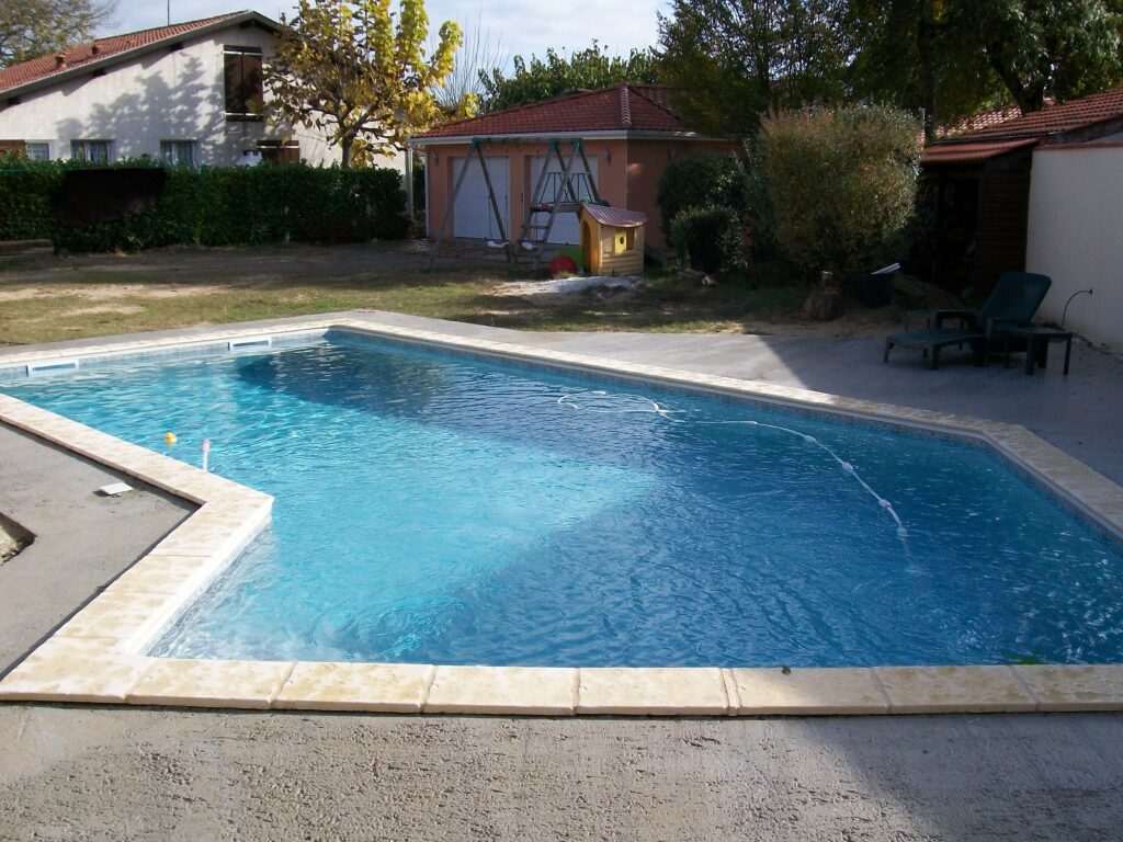 Piscine 9×4 forme Lazy – Liner Gris clair + frise – Margelle plates en ...